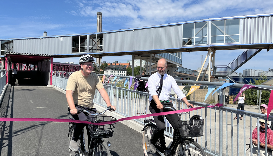 Värtahamnens nya rosa gång- och cykelbro invigd | StockholmsByggnyheter.se